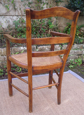 Tres beau fauteuil ancien de style rustique a fond canne